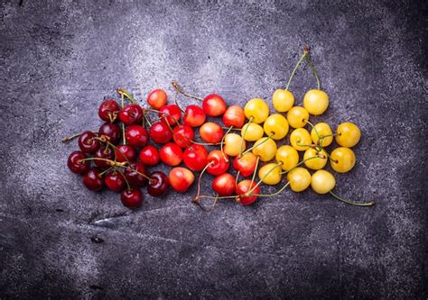 Diferentes Tipos De Cerezas De Colores Enfoque Selectivo Foto Premium