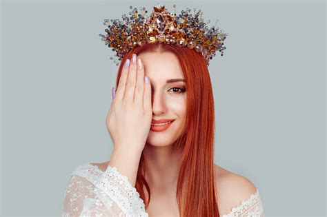 아름다움 왕관 여왕 여자 여자 미스 신부 손에 매니큐어 젤 아트 손톱 예쁜 여자 손 얼굴에 크리스탈 크라운 과 얼굴에 밝은 회색 배경에 고립 된 얼굴을 덮고 여왕에 대한