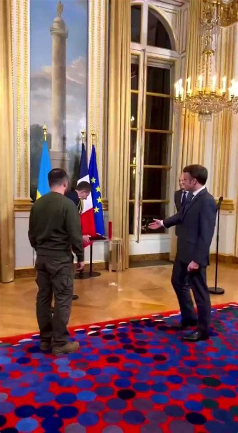 法国总统马克龙，向乌克兰及乌克兰人民致敬！向泽连斯基致敬，他钦佩泽连斯基的勇气！去年6月马克龙曾说过不要羞辱俄罗斯。但最终，是马克龙为坦克供应