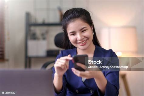 Pengusaha Wanita Asia Yang Bahagia Bekerja Dengan Senyum Dan