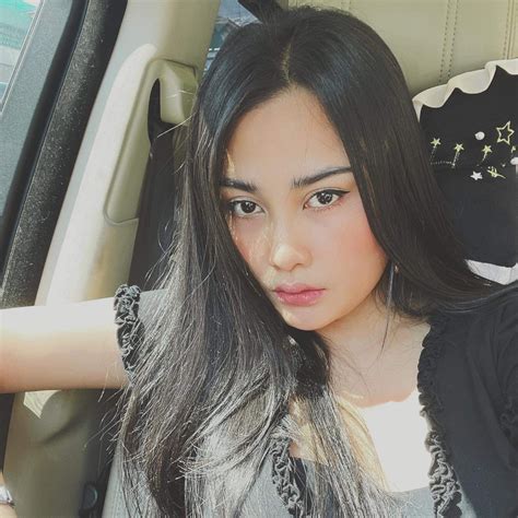 ក្តៅៗនារីមួយរូបដែលត្រូវបានគេស្គាល់ថាជាភរិយារបស់តារាប្រុស អេដវី