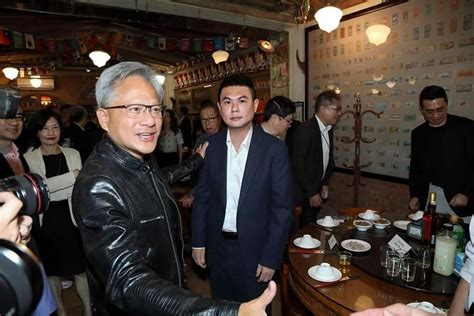 黃家扛壩子是誰很明顯了吧？ 🗣️黃仁勳：到各國還要搭機移動 🤜黃伯超：開口就能移動紐西蘭 超能力勝 🗣️黃仁勳：大巨蛋開球（自己說很緊張） 🤜