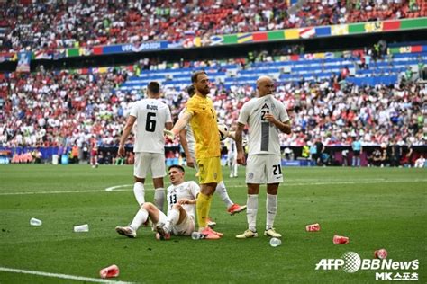 ‘또 당신들입니까 악명 높은 세르비아 팬들 이번에는 슬로베니아 선수 향해 플라스틱 컵 던졌다잉글랜드전에선 난투극까지 유로2024