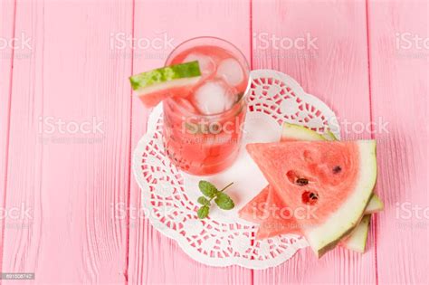 수 박 레모네이드를 얼음과 민트 잎입니다 빨간색과 녹색 Ripes와 익은 베리 레몬 하 네 수 제 이드 차가운 수 박 차