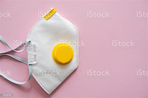 호흡보호구 마스크 Ffp 또는 먼지 마스크는 입과 코를 덮는 분홍색 배경에 고립 된 코로나 바이러스를 방지합니다 대기 오염 독감