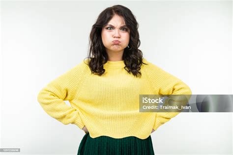 노란 스웨터와 녹색 스커트에 화가 갈색 머리 소녀는 흰색 배경에 고립되어 25 29세에 대한 스톡 사진 및 기타 이미지 25