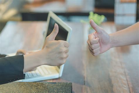 노트북 현대 로프트에 앉고 있는 동안 휴대용 컴퓨터 장치를 사용 하 여 젊은 여성 관리자를 통해 그녀의 사무실에서 일 하는 전문 사업가의 이미지를 자른 빛 작업 프로세스