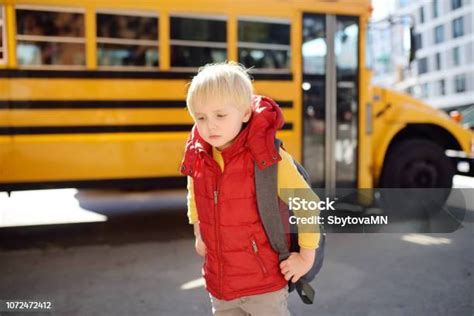 배경에 노란색 스쿨 버스를 Schoolbag와 눈동자 슬픔에 대한 스톡 사진 및 기타 이미지 슬픔 학생 통학 버스