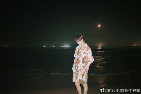 “叮”——丁程鑫带着他的打水漂三宫格来和大家say