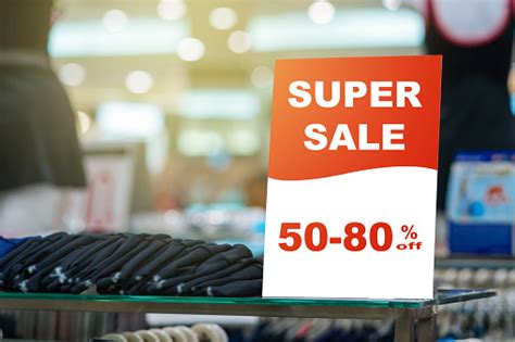 판매 5080 모의 최대 쇼핑 비즈니스 패션 및 광고 컨셉에 대 한 쇼핑 백화점에서 옷 선 및 수영 정장 위에 디스플레이 프레임 설정 광고 가격에 대한 스톡 사진 및 기타