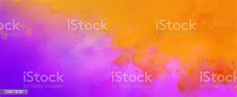 보라색 핑크와 옐로우 오렌지와 레드 컬러의 다채로운 배경 추상적인 일몰 또는 수채화 페인트 얼룩이있는 일출 하늘 그림의 다채로운 배경 질감 보라색에 대한 스톡 사진 및 기타
