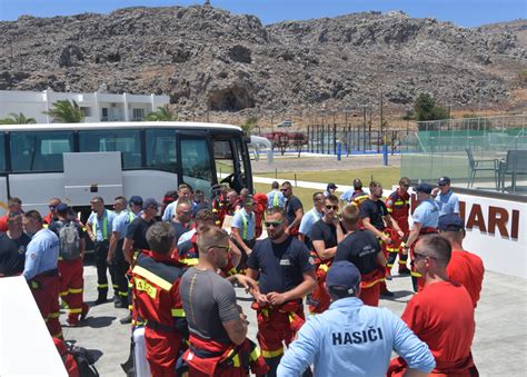 Hasiči sa po deviatich dňoch nepretržitej pomoci pri hasení rozsiahlych požiarov v Grécku