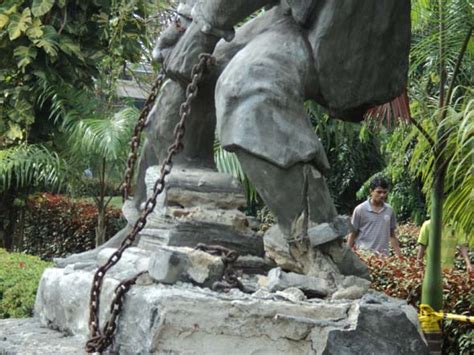 ජපුරේ විරු සිසු ස්මාරකයට බෝම්බ ප්‍රහාරයක් ඡායාරෑප Vikalpa