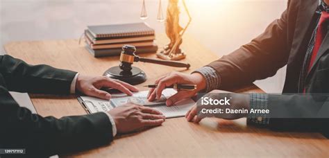부패 파산 법원 보석금 범죄 뇌물 사기 판사 Gavel 사운드 보드 및 테이블 위의 현금 소수에 대한 개념 법에 대한 스톡 사진