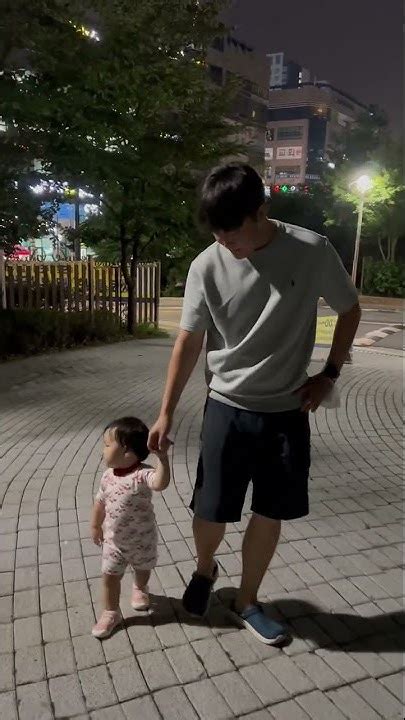 이제 아빠랑 손잡고 동네 산책도 잘하넹~ Youtube