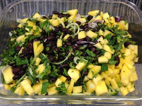 Quinoa Salat Mit Schwarzen Bohnen Mango Gurke Cranberries Und
