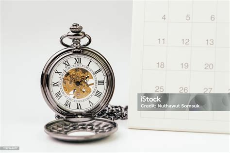 시간 전달 시간 관리 년 변경 또는 마감일 개념으로 사용 하 여 흰색 배경에 흰색 깨끗 한 바탕 화면 달력 빈티지 포켓 시계