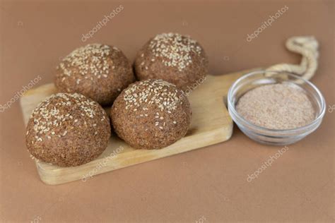 Pan Keto Hecho De Harina De Almendras Y Psyllium Sobre Fondo De Papel