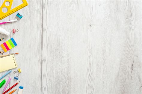 回到學校的概念 創造性的佈局與各種文具在木制書桌上平面佈局風格組成 頂視圖 頭頂 照片檔及更多 寫字台 照片 寫字台 俯視 在上面