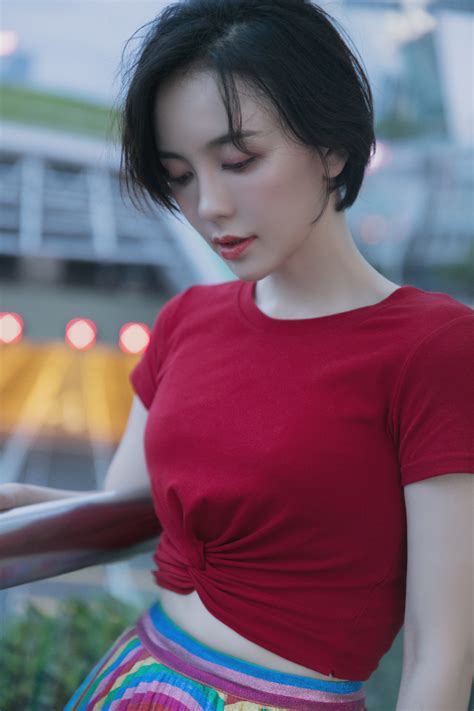 女演员吕佳容红衣风情简约个性写真 搜狐大视野 搜狐新闻