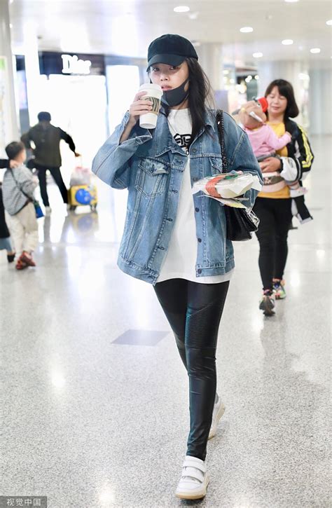 徐冬冬素颜亮相皮肤白皙 拿咖啡饭盒接地气毫无星架