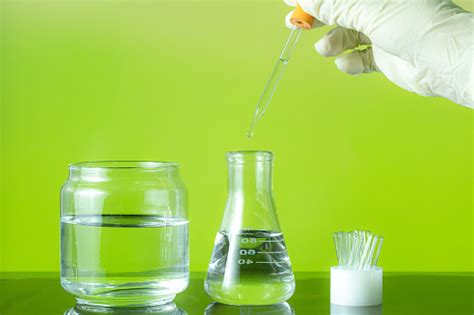 녹색 배경이있는 흰색 테이블에 물과 비어있는 다양한 실험실 유리 품목 비커에 대한 스톡 사진 및 기타 이미지 비커 실험실 의사 Istock