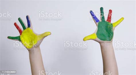 아이의 창의력 어린이 작은 손은 집에서 교실에서 다채로운 페인트로 그린 학교에 대한 교육 개념 가정의 방에 대한 스톡 사진 및