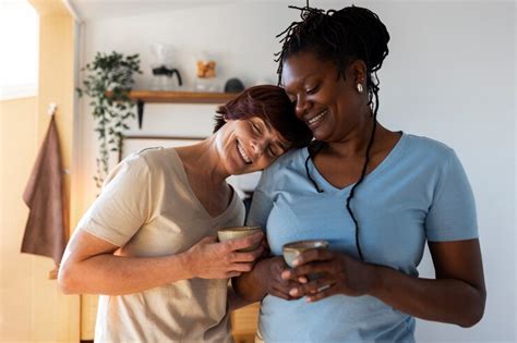 Free Photo Front View Lesbian Couple With Coffee Cups