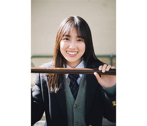 日向坂46・清水理央、制服姿で微笑むポストカード絵柄が解禁 Wwsチャンネル