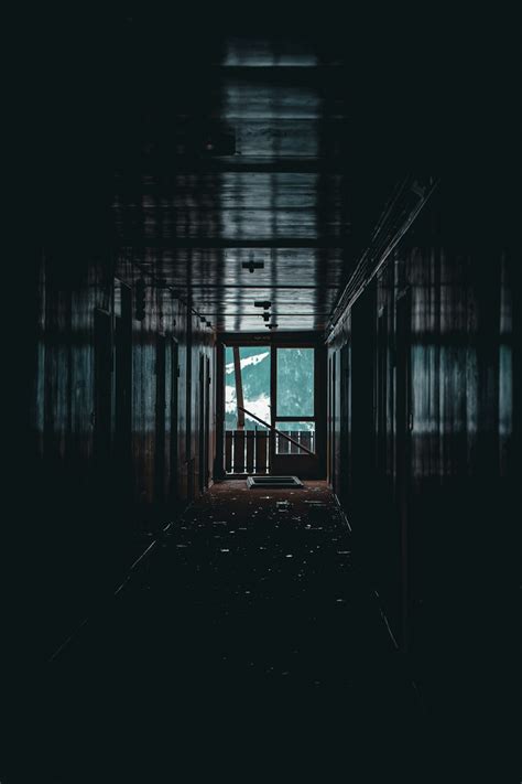 산이 보이는 어두운 복도 사진 Unsplash의 무료 복도 이미지