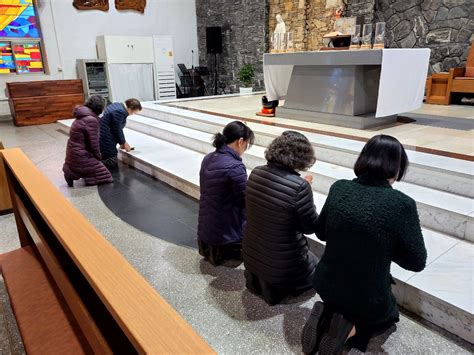 전포 앨범 십자가의 길을 걷고 있는 자매님들