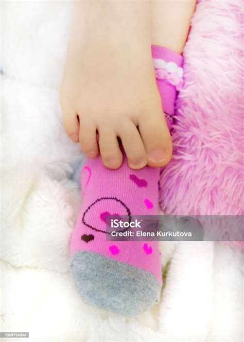 Tutup Kaki Telanjang Di Pagi Hari Di Rumah Santai Gaya Estetika Kenyamanan Foto Stok Unduh