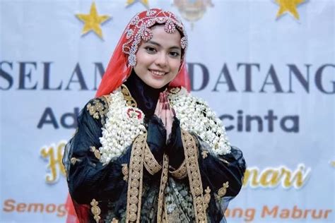 Profil Putri Isnari Pedangdut Muda Yang Tunaikan Haji Di Usia 19 Tahun