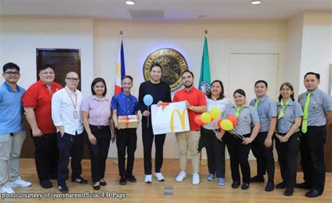 Early Bird Mayor Jun Ynares Gets Advanced Bday Treat From Fast Food Giant