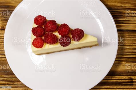 나무 테이블에 흰 접시에 라스베리와 맛 있는 뉴욕 치즈 케이크의 조각 상위 뷰 0명에 대한 스톡 사진 및 기타 이미지 0명