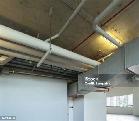 산업 공장의 천장 건물에 냉각기 타워 또는 냉각 탑 시스템 작업 기계 응축기 물 공급 및 반환 파이프 라인 환기 압축기