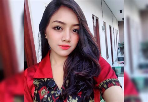 6 Potret Pns Cantik Dayu Kresna Senyum Manisnya Bikin Susah Fokus
