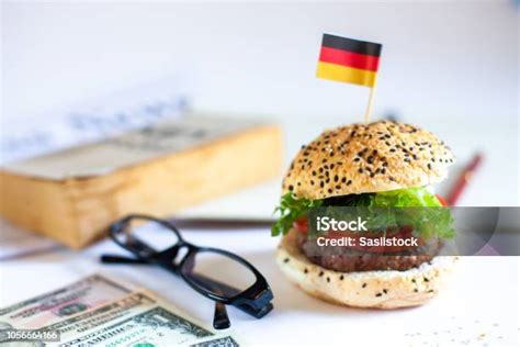 사무실에서 바쁜 사업가 정크 푸드 햄버거를 먹고 신선한 야채와 함께 맛 있는 수 제 햄버거 건강한 식생활에 대한 스톡 사진 및 기타 이미지 건강한 식생활 고기 굽기