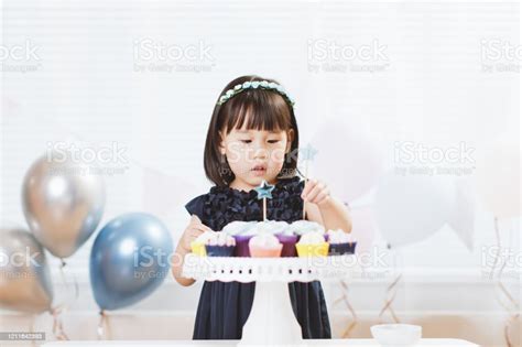 창 배경에 대한 그녀의 생일 파티를위한 컵 케이크를 장식하는 유아 소녀 가정 생활에 대한 스톡 사진 및 기타 이미지 가정