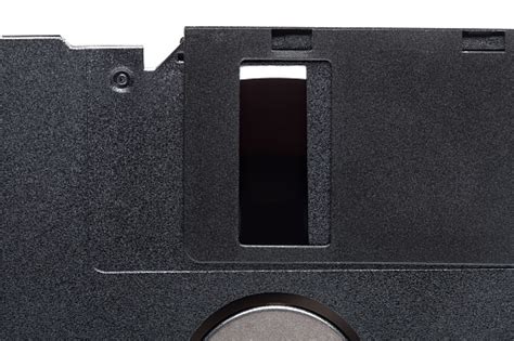 오픈 자기 디스크가있는 검은 색 사각형 플라스틱 케이스의 플로피 디스켓 흰색 배경에 고립 된 오래된 컴퓨터 기술 장치 메모리 캐리어 90s 닫기 보기 아무도 0명에 대한