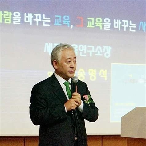 세종교육연구소 ★ 나는 어디쯤 가고 있을까 가던 길 잠시 멈추고 뒤돌아 보니 걸어온 길 모르듯 갈