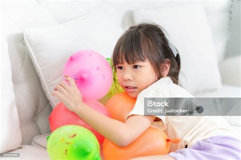 아시아 꼬마 소녀 놀이 여러 가지 빛깔의 풍선 쾌활한 소녀 공기 공을 연주 6 7 살에 대한 스톡 사진 및 기타 이미지 6 7 살 감정 경외감 Istock