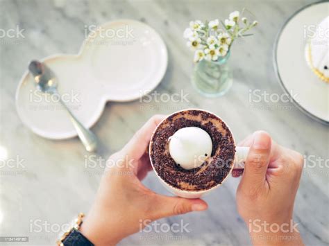 식탁에 코코아 가루와 귀여운 마 시 멜로를 얹은 핫 초콜렛 한잔 가루로 빻은에 대한 스톡 사진 및 기타 이미지 가루로 빻은