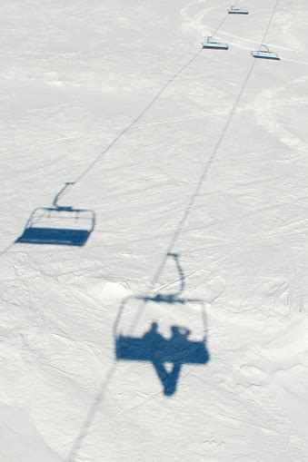 스키 리프트를 타고 산을 올라가는 두 명의 스노우보더의 눈 위에 그림자가 있습니다 건강한 라이프스타일 2명에 대한 스톡 사진 및 기타 이미지 Istock