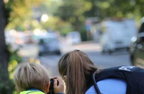 Schüler Zeigen Rasern Die Gelbe Karte