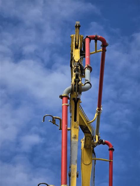 푸른 하늘을 배경으로 한 추상 노란색과 빨간색 건설 크레인 · 무료 스톡 사진