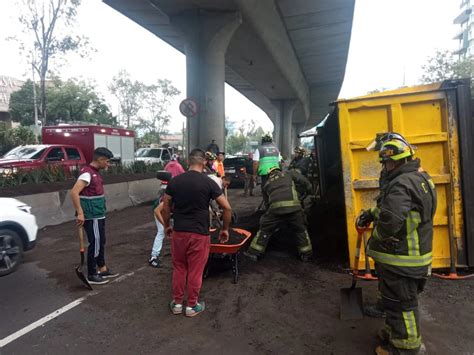 CDMX camión volcado en Periférico Sur desató caos iba a exceso de