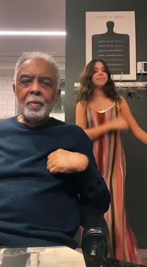 Gilberto Gil encanta web dança da Galinha Pintadinha ao lado da