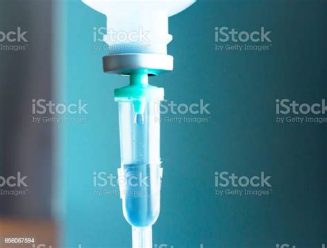 병원에서 환자와 주입 펌프를 위한 식 염 Iv 드립 건강관리와 의술에 대한 스톡 사진 및 기타 이미지 건강관리와 의술 긴급