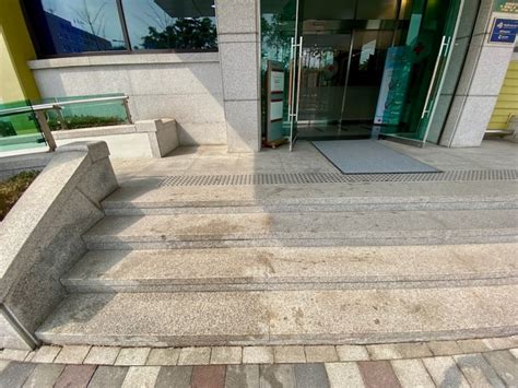 마블큐어 대리석 화강석 계단 현관 식용유 기름 오염 얼룩 제거 및 세척 청소 작업
